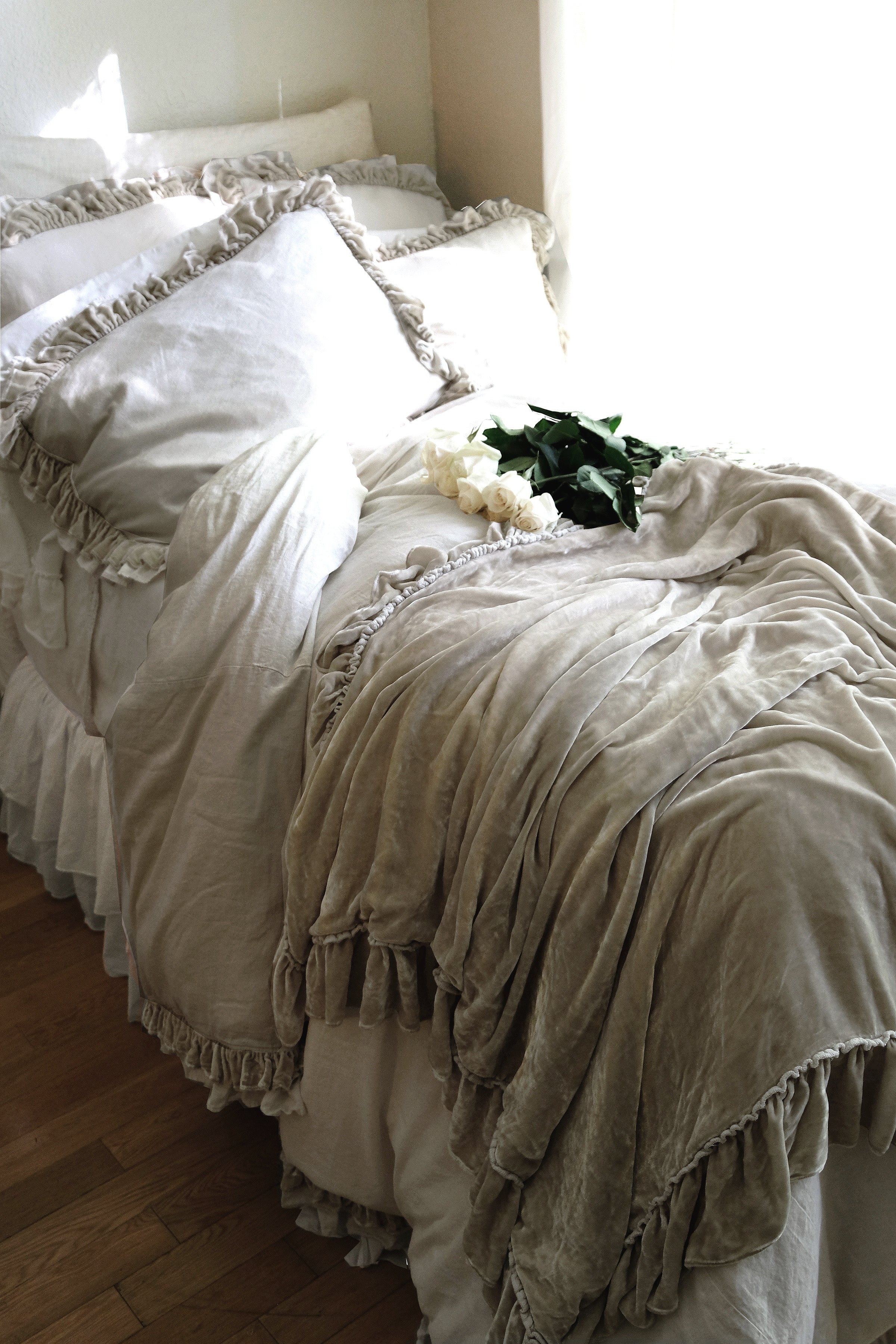 Montage Velvet Ruffle Linen Bed – Linen Salvage Et Cie